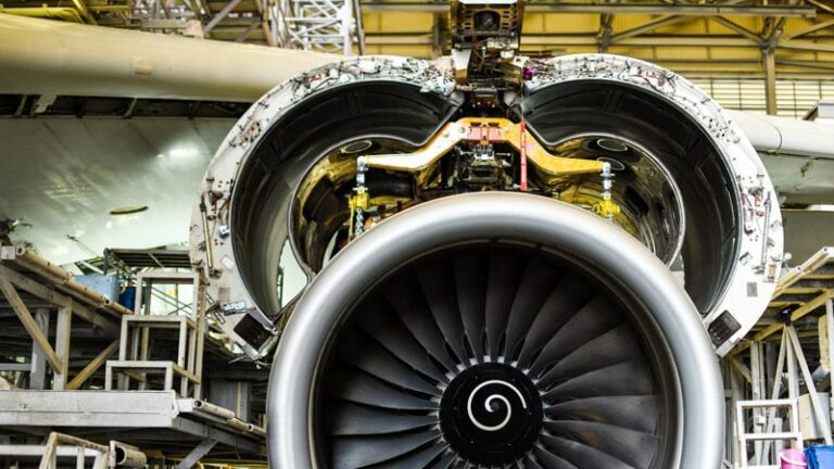 ¿Cómo se cambia el motor de un avión? - TMAS Aviación